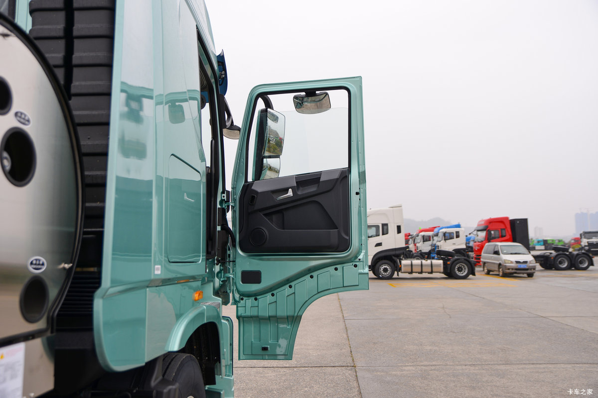 【图】东风商用车 天龙旗舰KX 嵘耀版 14.5L LNG 580马力 6X4 14档 AMT自动档 牵引车_实拍图片_4038599_卡车之家