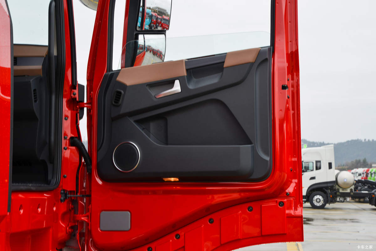 【图】东风商用车 天龙旗舰KX 王者版 680马力 6X4 AMT自动档牵引车(液缓)_实拍图片_4043083_卡车之家