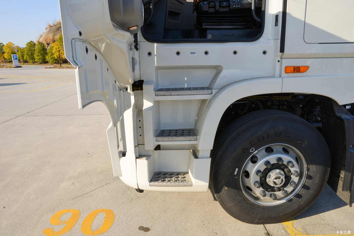 【图】东风天龙旗舰KX 王者版 12.9L LNG 520马力 8X4 东风14档 9.4米仓栅式载货车_实拍图片_4043679_卡车之家