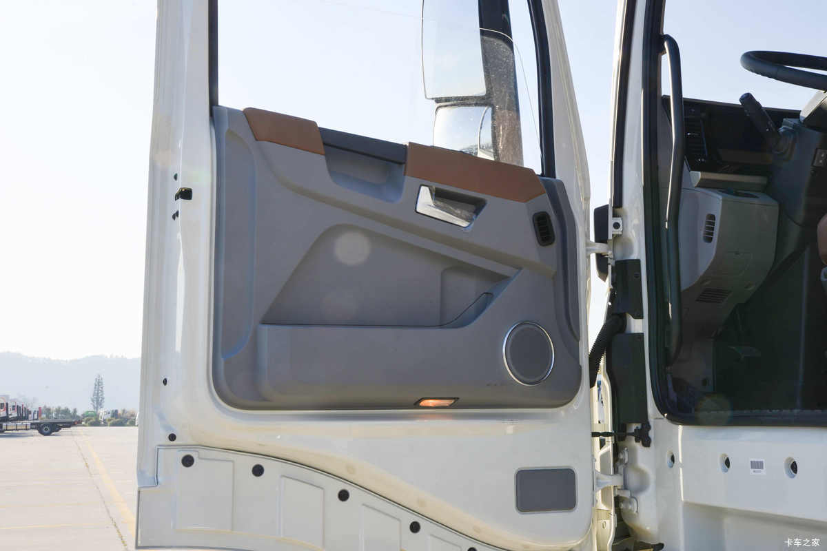 【图】东风天龙旗舰KX 王者版 12.9L LNG 520马力 8X4 东风14档 9.4米仓栅式载货车_实拍图片_4043679_卡车之家