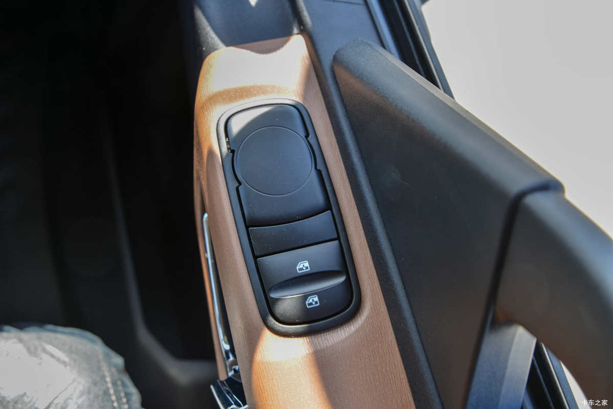 【图】东风商用车 天锦KR 2025款 6.2L柴油 290马力 4X2 法士特8档 高顶双卧 6.8米厢式载货车_实拍图片_4044201_卡车之家