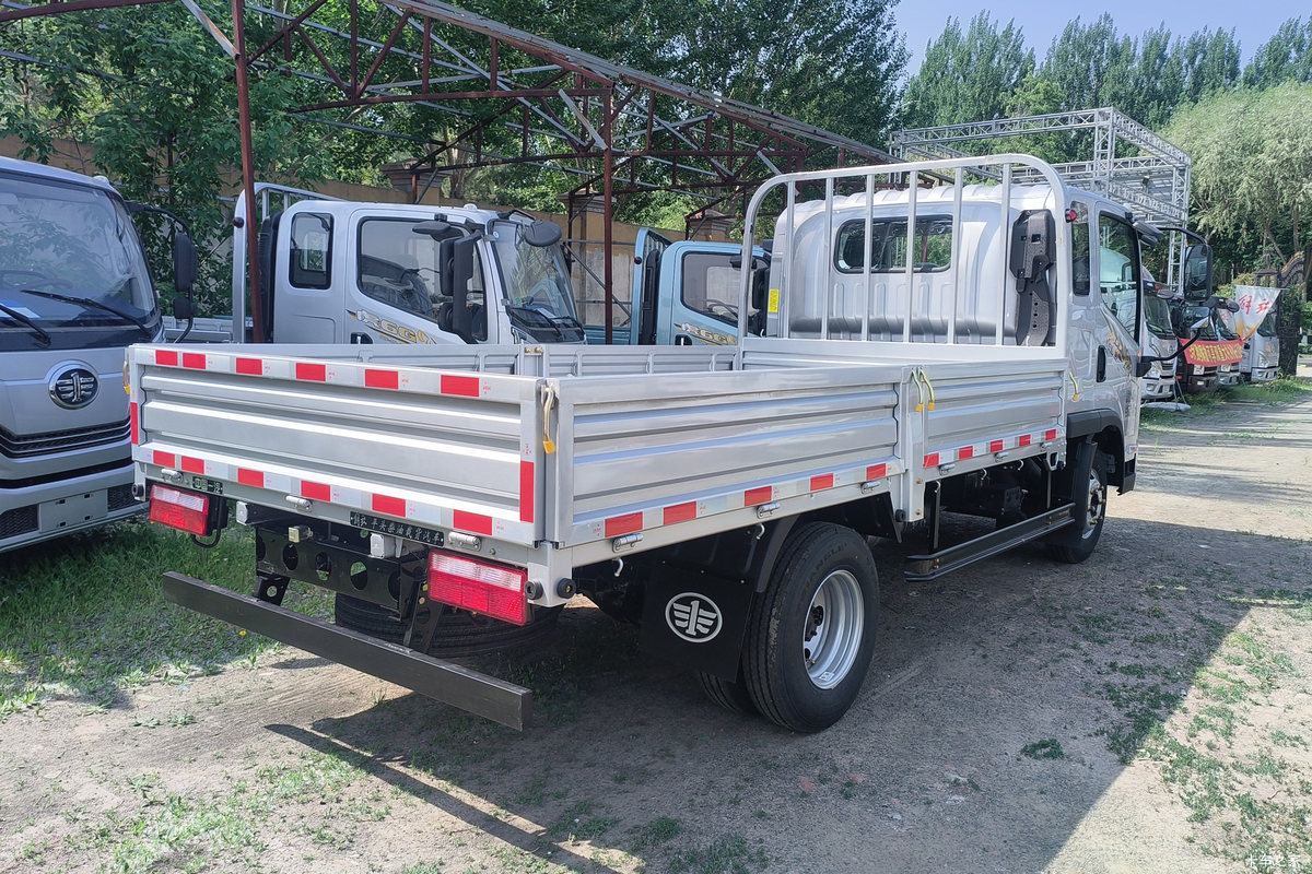 【图】解放虎VH 2.5L柴油 150马力 万里扬6档 3.82米排半栏板轻卡_实拍图片_4055350_卡车之家