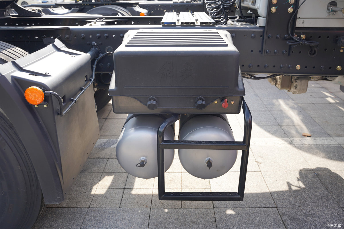 【图】解放J6V SMART 12.5L LNG 480马力 6X4 一汽解放12档 牵引车_实拍图片_4055433_卡车之家