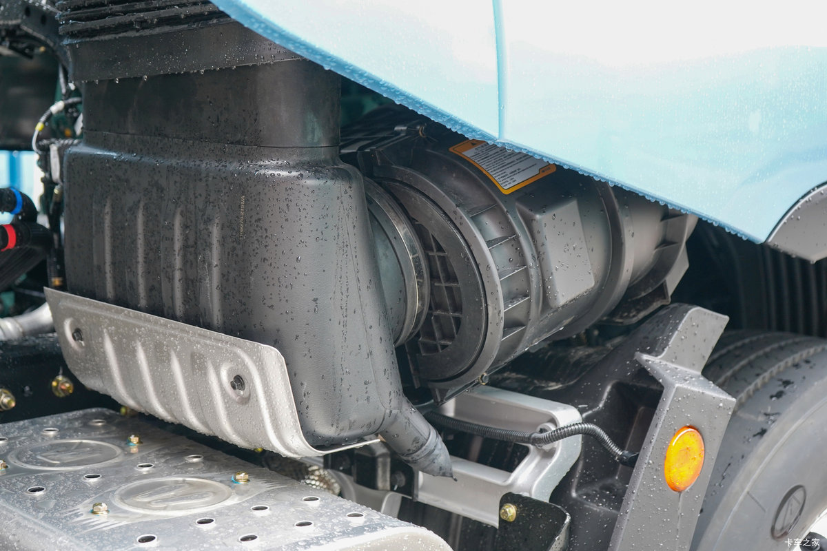 【图】解放J7 创领版 15L LNG 640马力 6X4 一汽解放12档 AMT自动档 牵引车_实拍图片_4062133_卡车之家