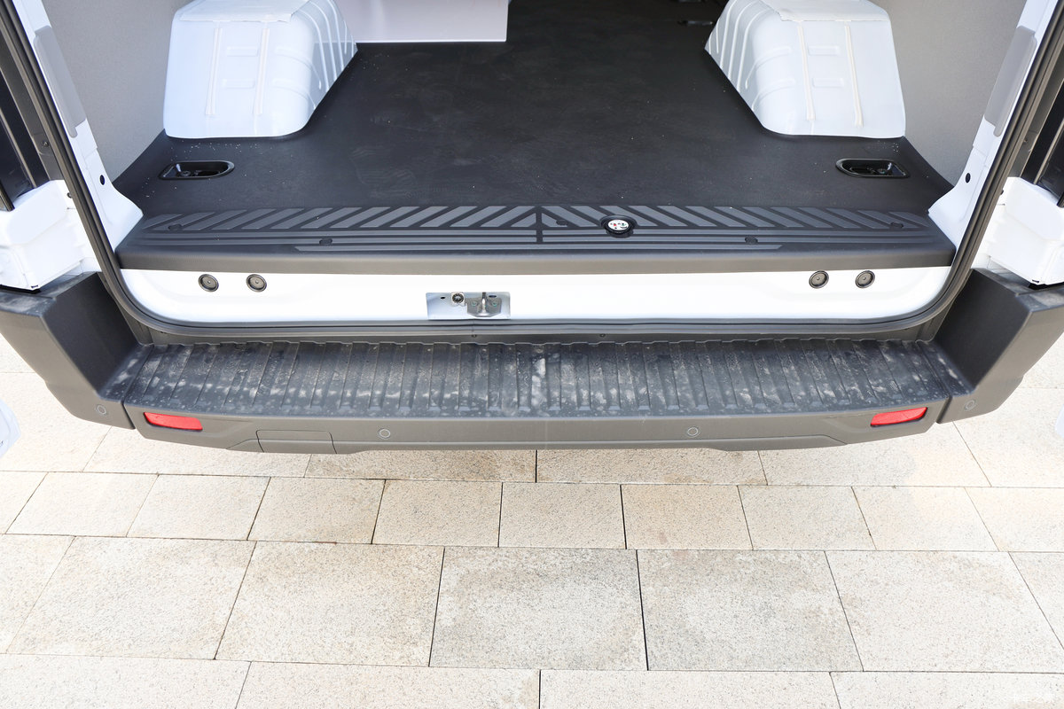 【图】江铃汽车 全顺T8 货运版 174马力 2.3T柴油 3座 长轴高后双胎顶封闭货车_实拍图片_4066026_卡车之家