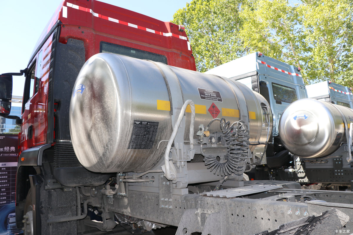 【图】重汽HOWO TX7-N 沃尊版 12.5L LNG 480马力 6X4 中国重汽12档 牵引车_实拍图片_4067101_卡车之家