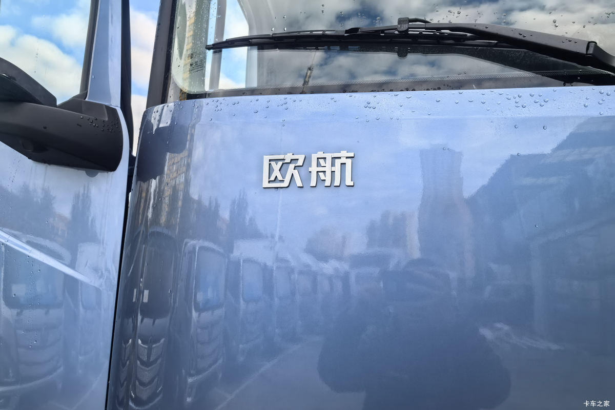 【图】福田欧航H 7L柴油 350马力 4X2 采埃孚9档 AMT自动档 高顶 9.8米排半厢式载货车_实拍图片_4076956_卡车之家