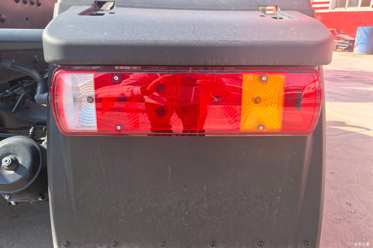 【图】解放J6P 经典版 13.2L LNG 530马力 6X4 一汽解放12档 高顶 牵引车_实拍图片_4085895_卡车之家