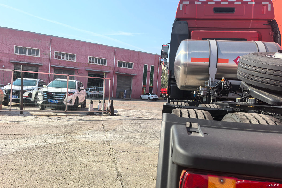 【图】解放J6P 经典版 13.2L LNG 530马力 6X4 一汽解放12档 高顶 牵引车_实拍图片_4085887_卡车之家