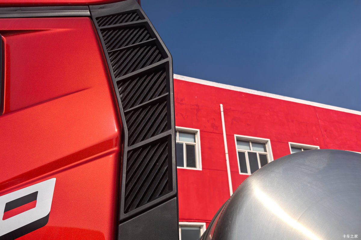 【图】解放J6P 经典版 13.2L LNG 530马力 6X4 一汽解放12档 高顶 牵引车_实拍图片_4085885_卡车之家