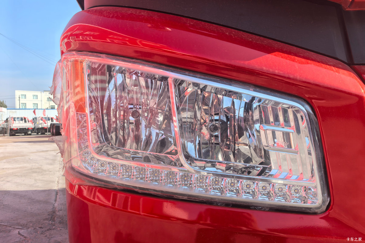 【图】解放J6P 经典版 13.2L LNG 530马力 6X4 一汽解放12档 高顶 牵引车_实拍图片_4085911_卡车之家