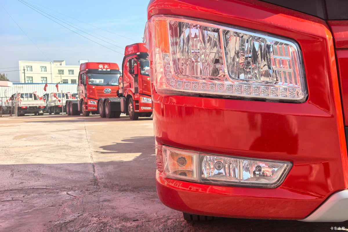 【图】解放J6P 经典版 13.2L LNG 530马力 6X4 一汽解放12档 高顶 牵引车_实拍图片_4085911_卡车之家