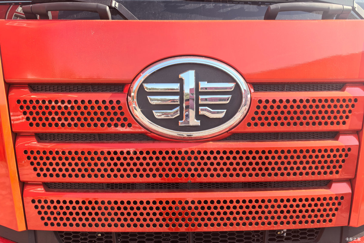 【图】解放J6P 经典版 13.2L LNG 530马力 6X4 一汽解放12档 高顶 牵引车_实拍图片_4085911_卡车之家