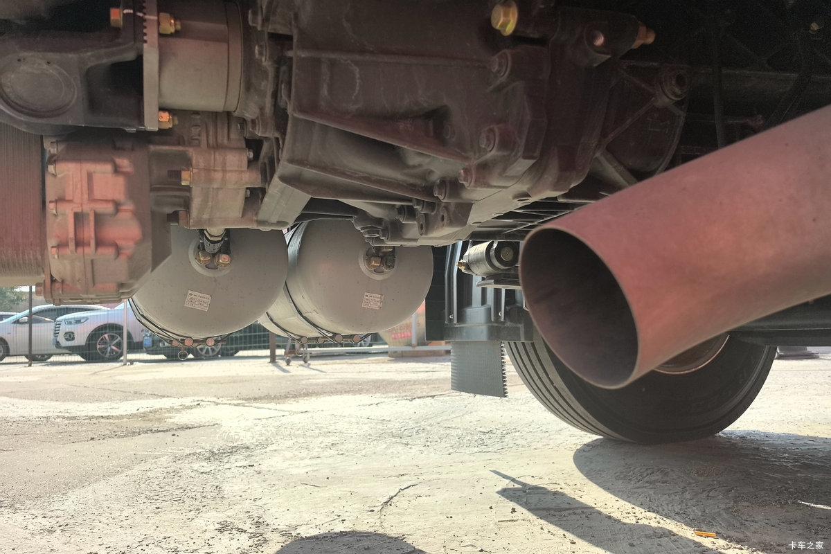 【图】解放J6P 经典版 13.2L LNG 530马力 6X4 一汽解放12档 高顶 牵引车_实拍图片_4085986_卡车之家