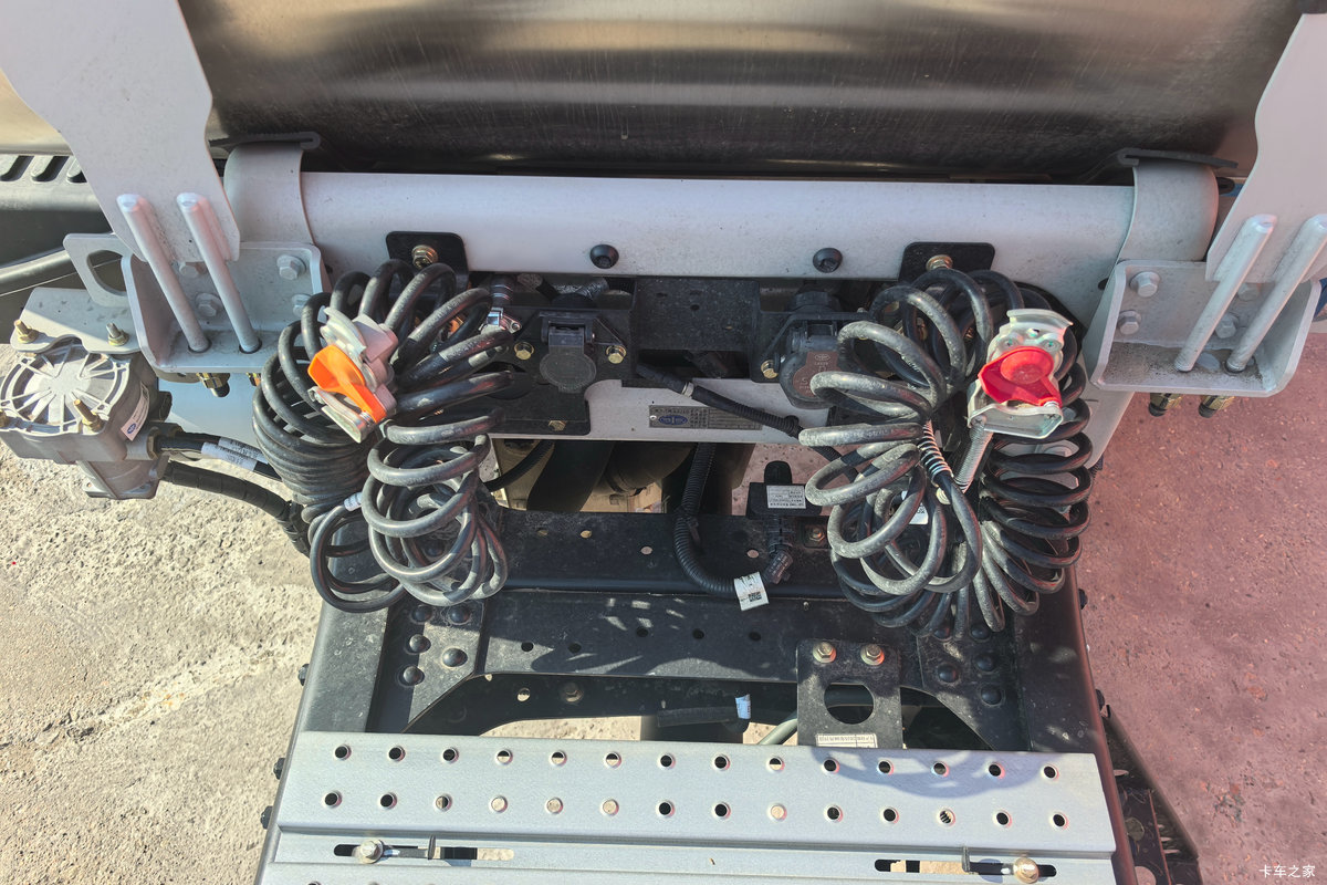 【图】解放J6P 经典版 13.2L LNG 530马力 6X4 一汽解放12档 高顶 牵引车_实拍图片_4085986_卡车之家