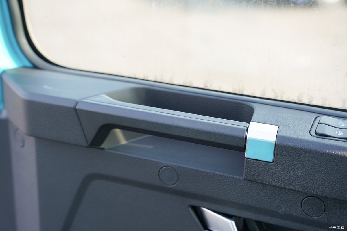 【图】中国重汽成都商用车豪沃V7-X 6X4 换电式纯电动牵引车 宁德时代400kWh_实拍图片_4089442_卡车之家