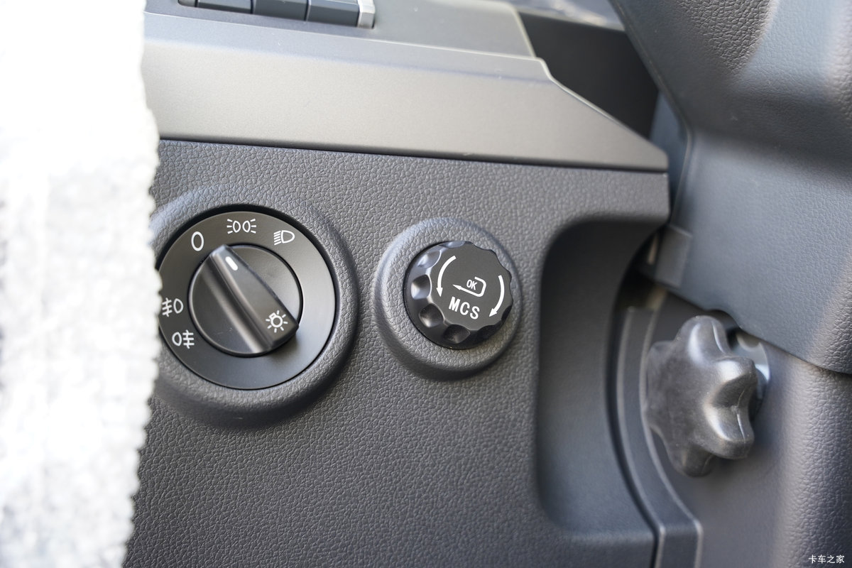 【图】中国重汽成都商用车豪沃V7-X 6X4 换电式纯电动牵引车 宁德时代400kWh_实拍图片_4089442_卡车之家