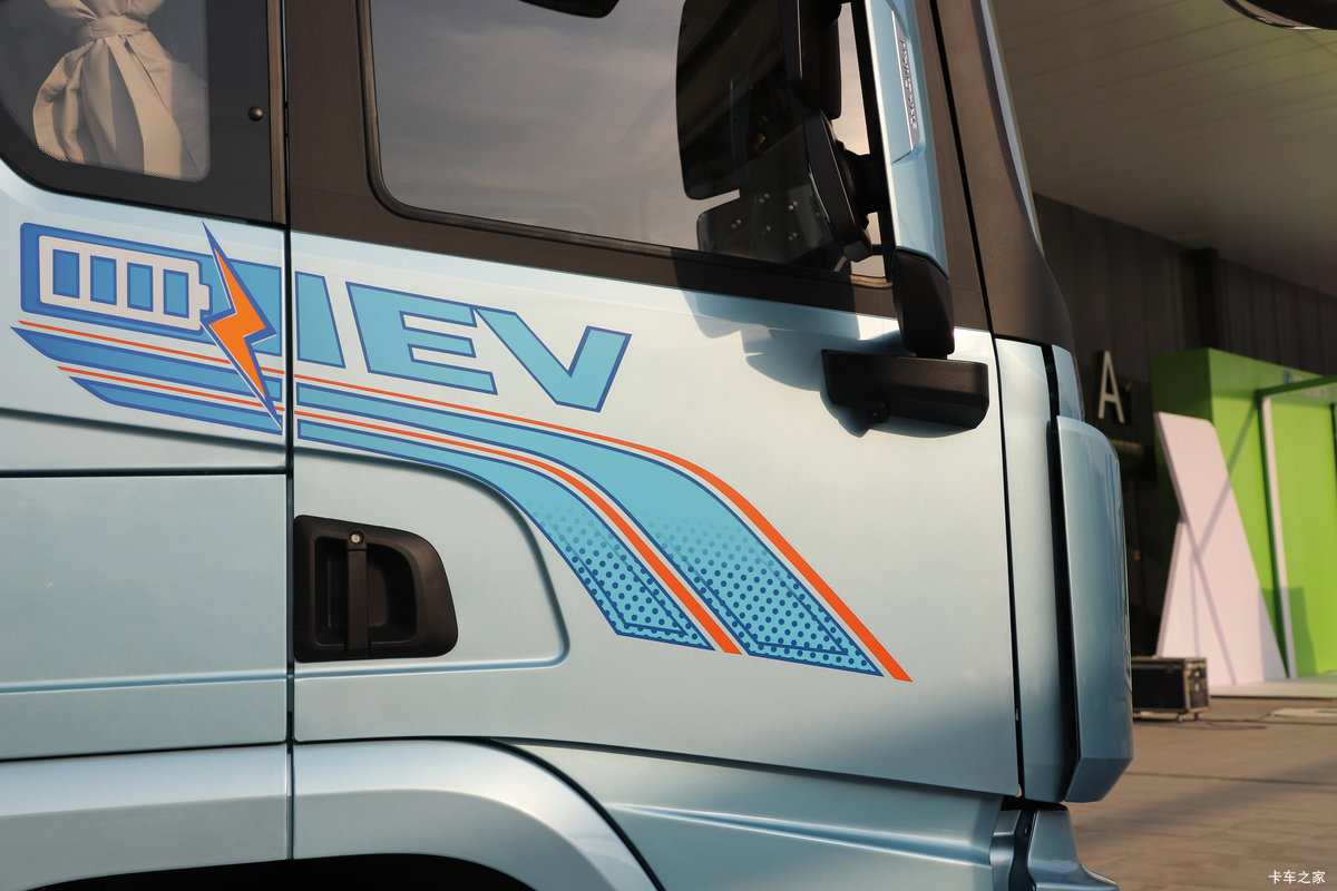 【图】陕汽德龙X5000E 6X4 纯电动牵引车 欣旺达465.99kWh_实拍图片_4114119_卡车之家