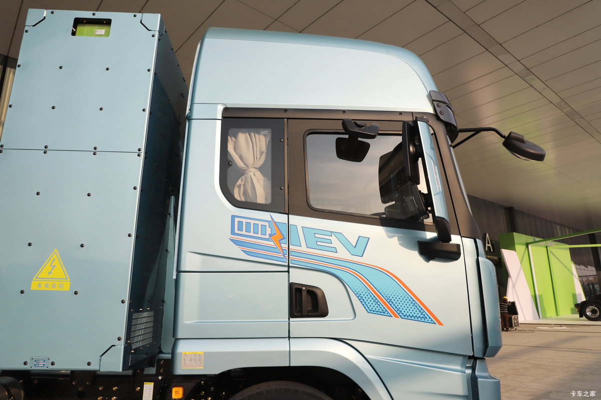 【图】陕汽德龙X5000E 6X4 纯电动牵引车 欣旺达465.99kWh_实拍图片_4114119_卡车之家