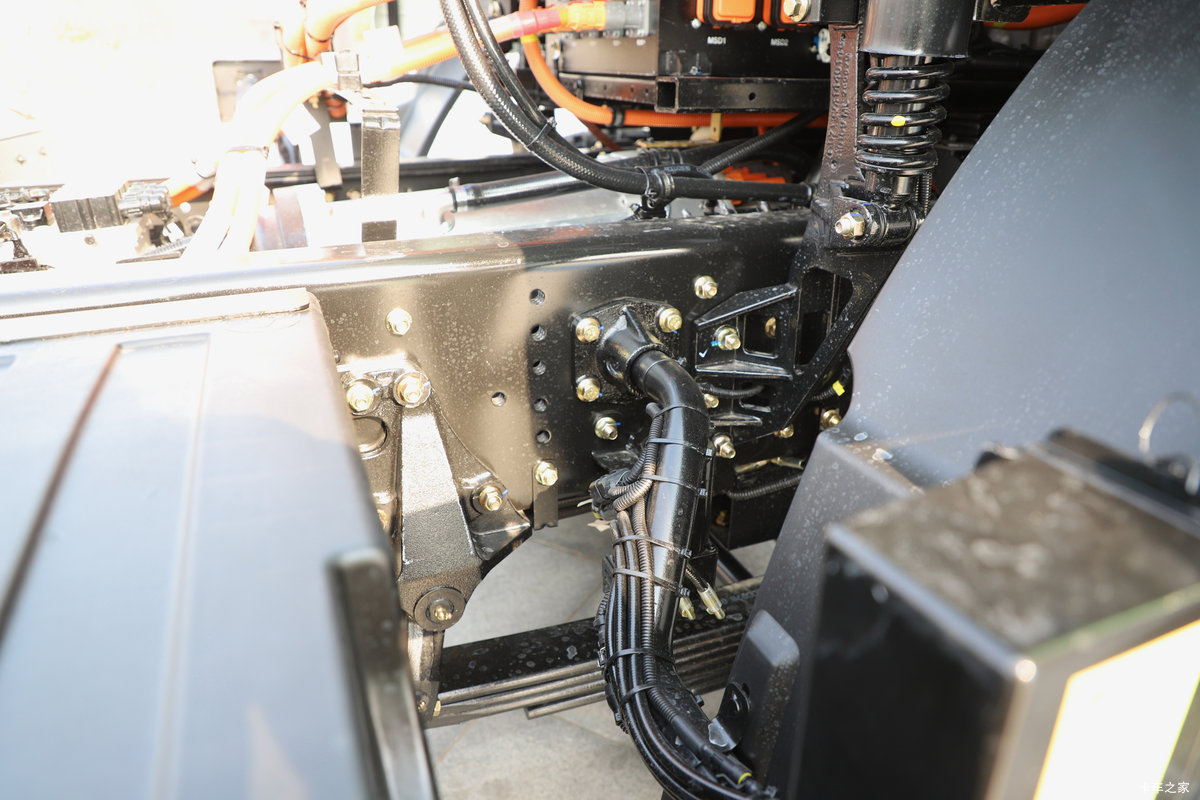 【图】陕汽德龙X5000E 6X4 纯电动自卸车 400kWh_实拍图片_4115272_卡车之家