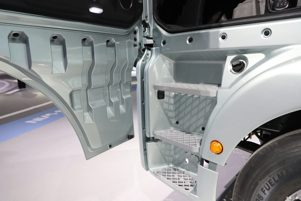 【图】重汽汕德卡SITRAK C9H 620马力 6X4 中国重汽14档 AMT自动档 牵引车_实拍图片_4121496_卡车之家