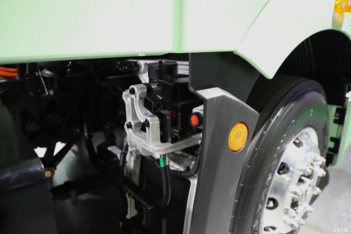 【图】解放J6E 4X2 换电式纯电动牵引车 宁德时代512kWh_实拍图片_4131995_卡车之家