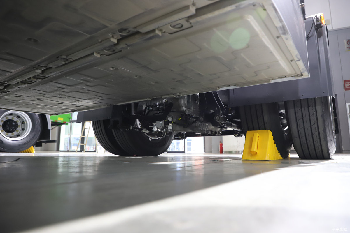 【图】解放J6E 4X2 换电式纯电动牵引车 宁德时代512kWh_实拍图片_4132021_卡车之家